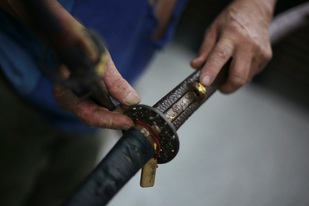SEE IT: Man pulls sword on Portland driver who calmly grabs rifle from ...