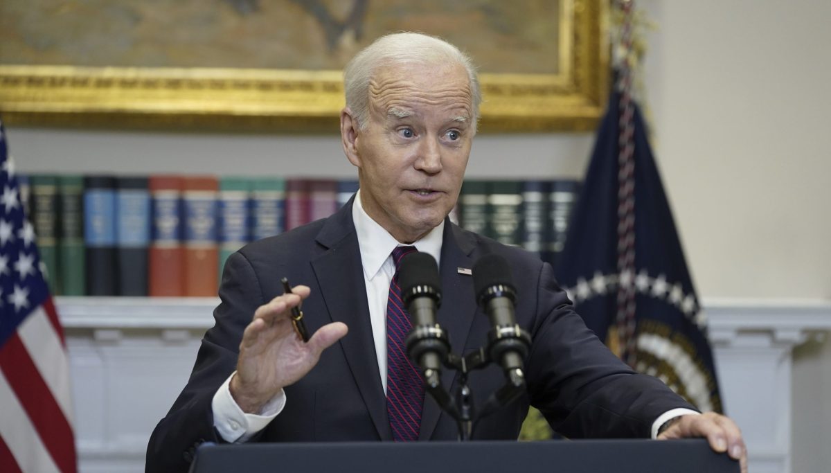 Biden's economic policy advances toward the cliff edge