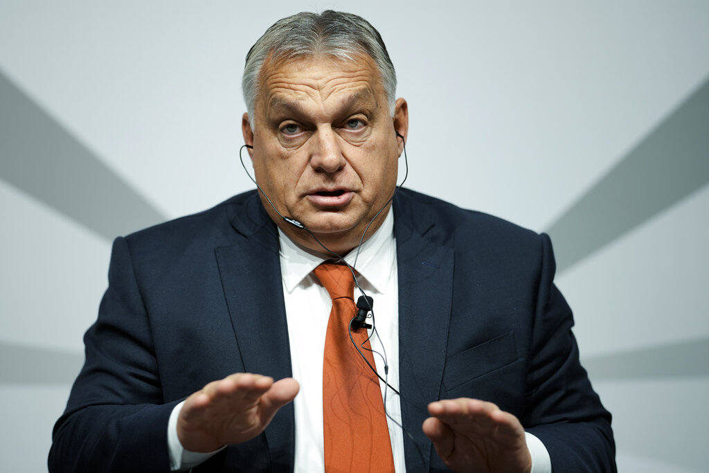 Viktor Orban bows to Putin and Xi in Beijing
