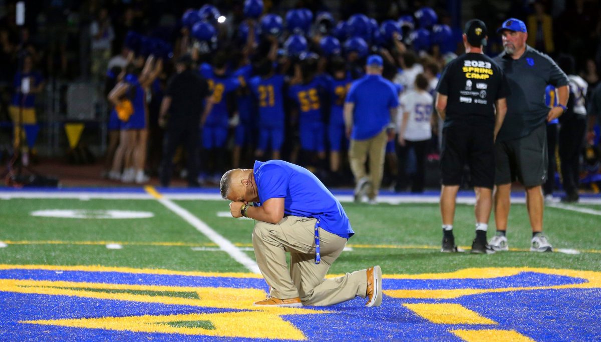 Coach Joe Kennedy lauded as 'hero' after taking knee in prayer for ...