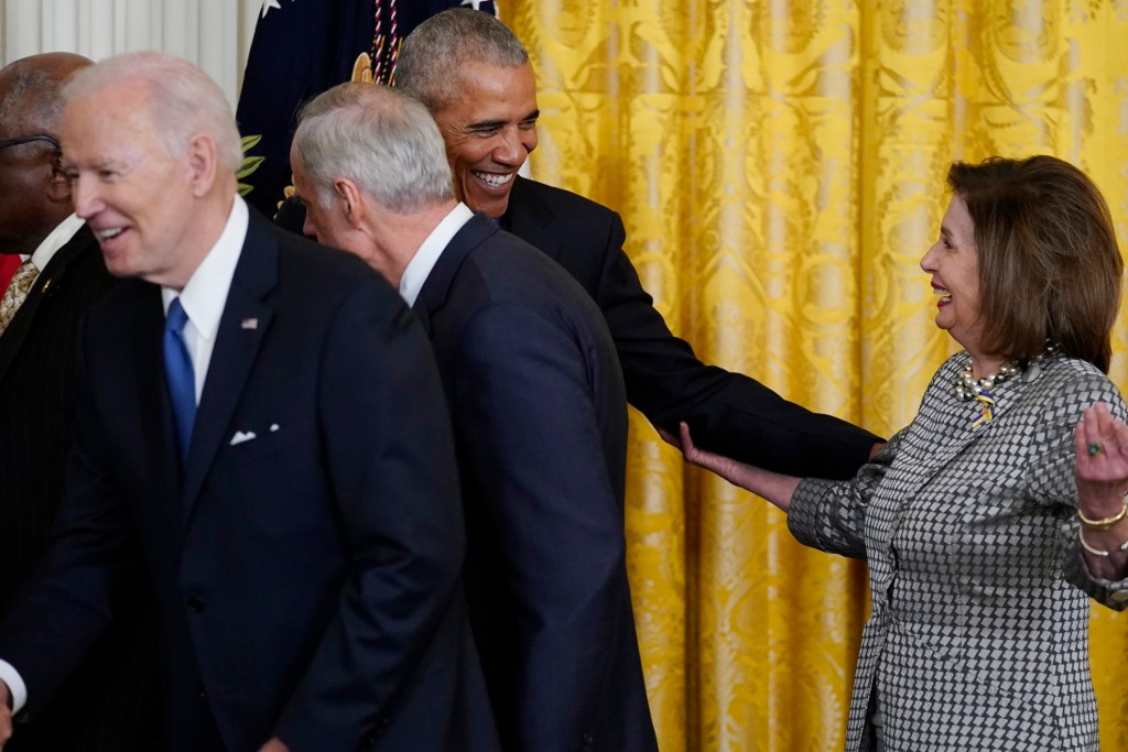 Obama gives Biden a helping hand with unique campaign event