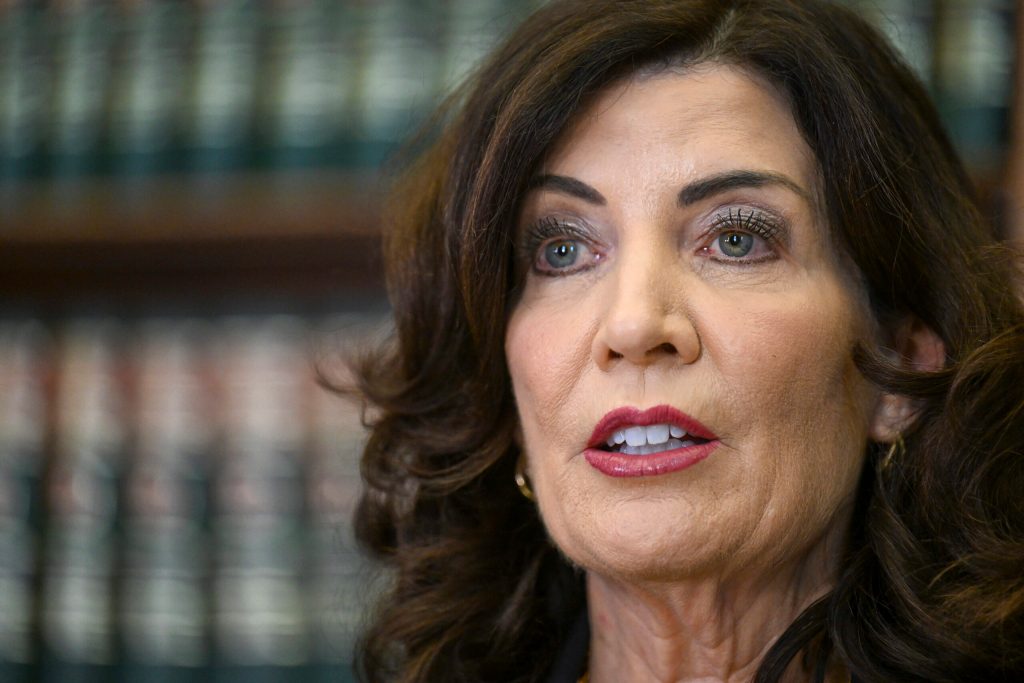 Kathy Hochul rebukes state district attorney who berated police officer ...