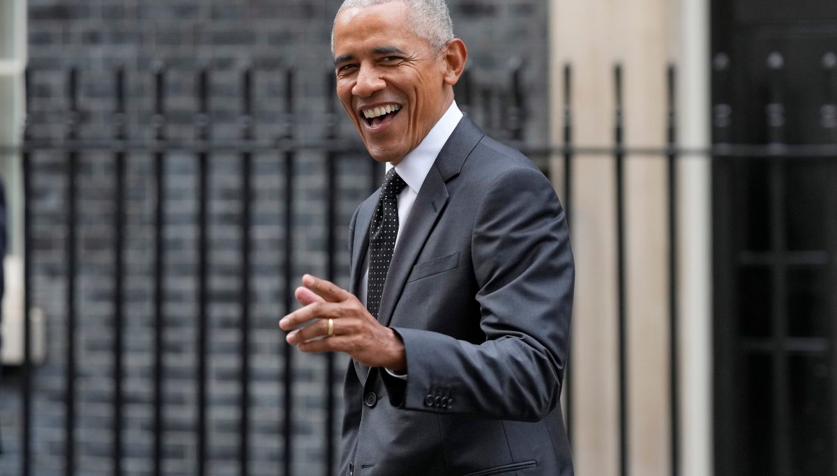 Barack Obama makes surprise appearance at Downing Street to meet with ...