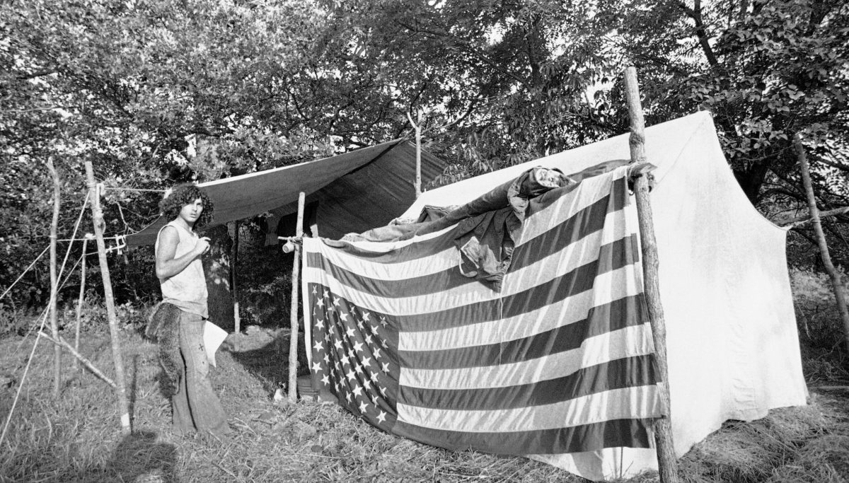 What are the flags Alito is under fire for?