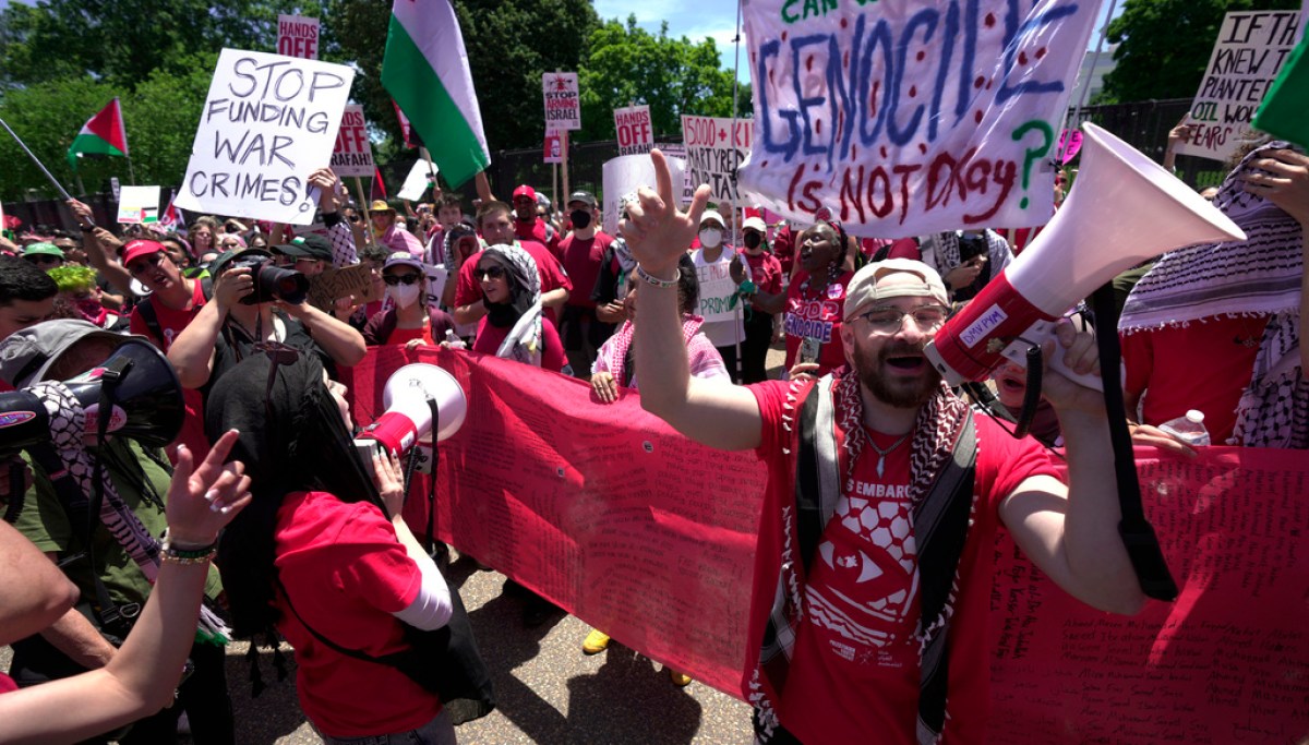 Anti-Israel protesters surround White House as pepper spray and smoke ...
