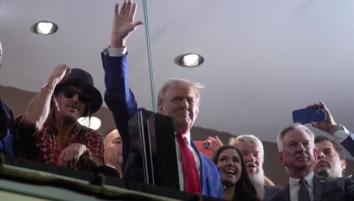 Trump receives cheers, huge ovation at Alabama-Georgia game