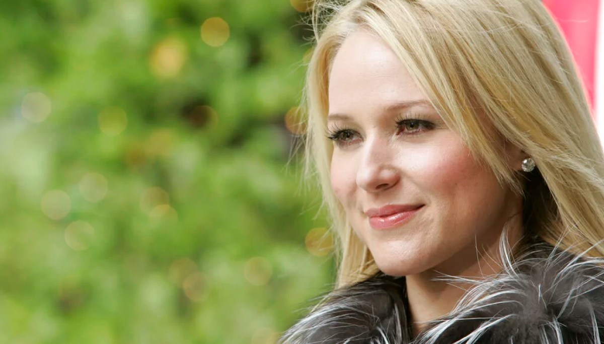 Jewel apologizes to upset fans for performing at 'MAHA' inauguration ball