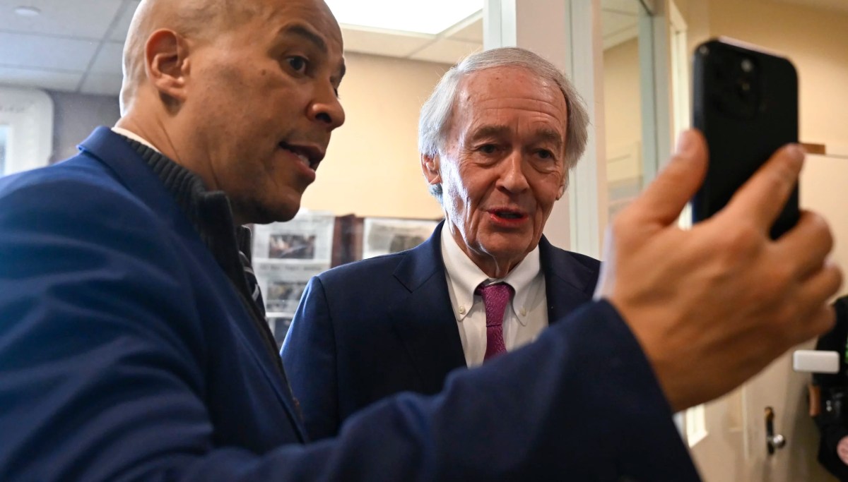 Videos showing dozens of Democratic senators reading same anti-Trump ...