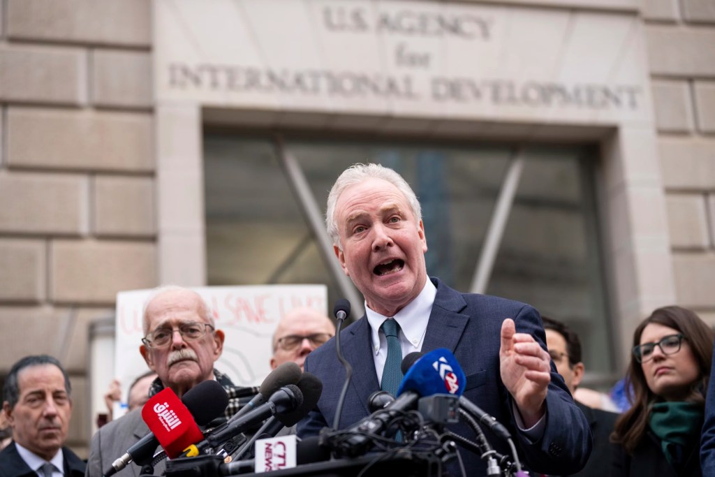 Chris Van Hollen attempts to meet Kilmar Abrego Garcia as Rachel Morin ...