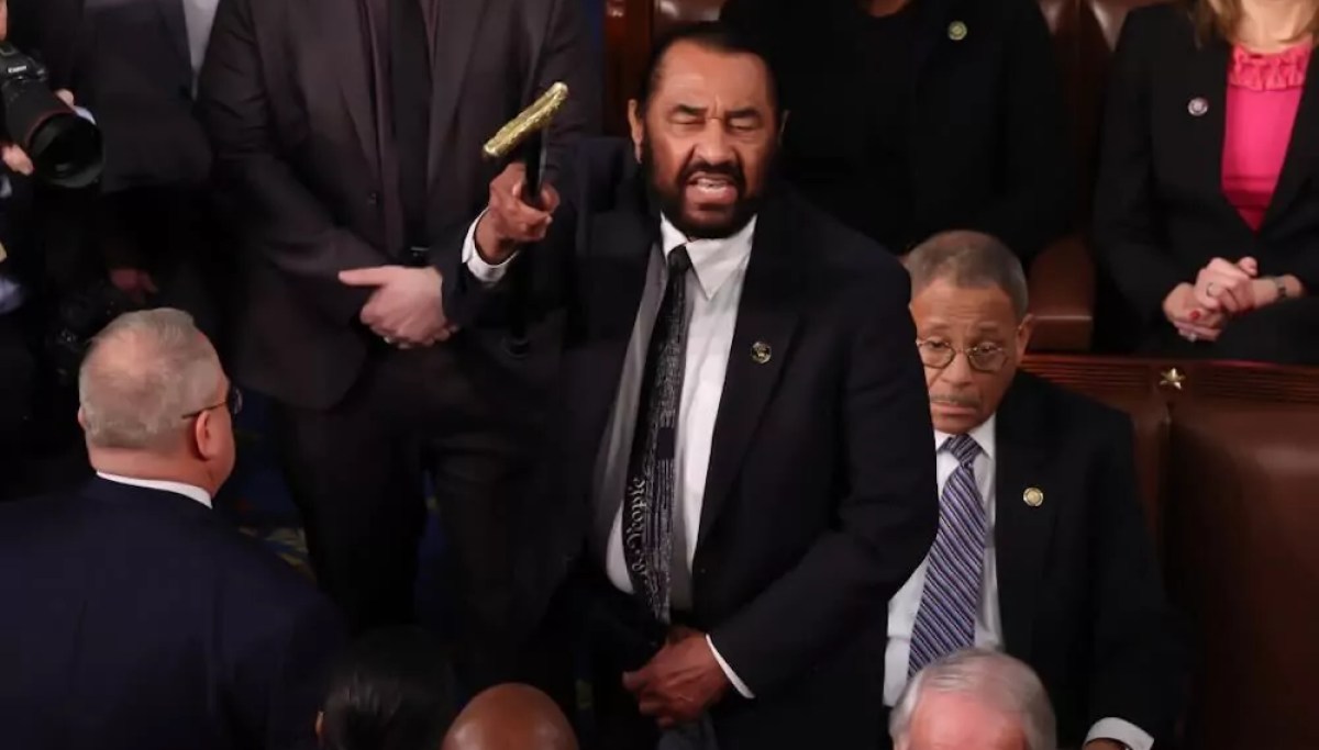 Al Green removed from House chamber after protesting Trump address