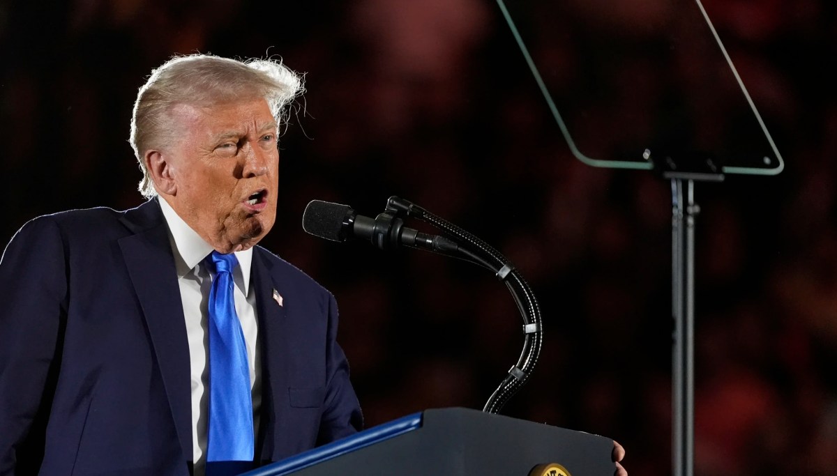 Trump wields lightsaber in new White House photo in slam to illegal ...