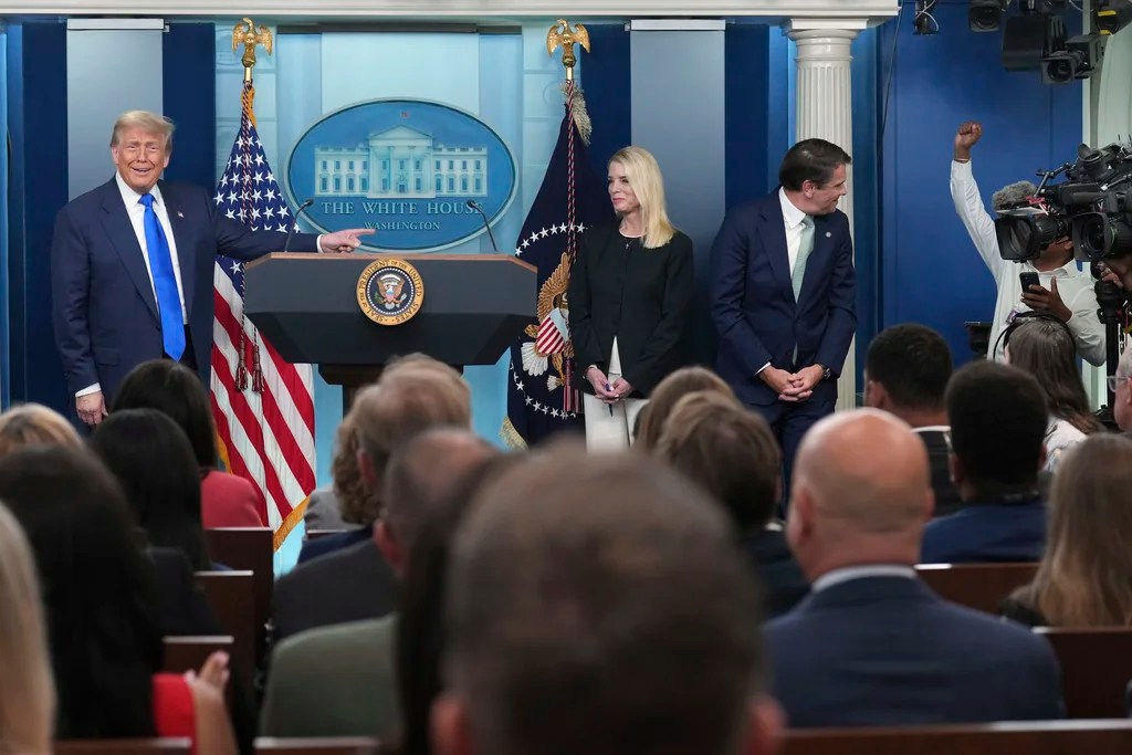 'Trump 2028!': White House cameraman outburst reflects press briefing ...