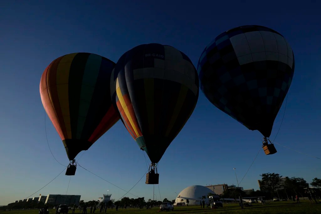 Hot-air balloon in Brazil catches fire and falls from the sky, killing ...
