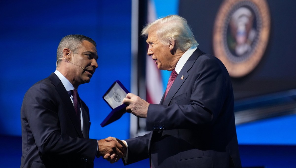 Miami mayor gifts Trump key to the city