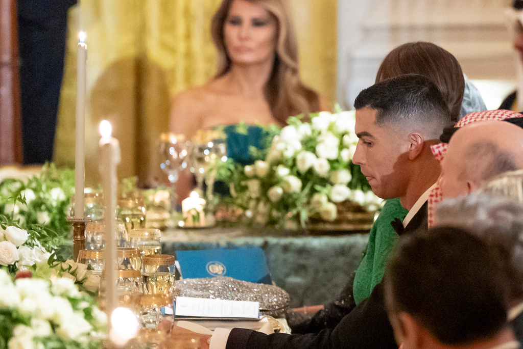 Trump fetes Saudi crown prince with pseudo-state dinner